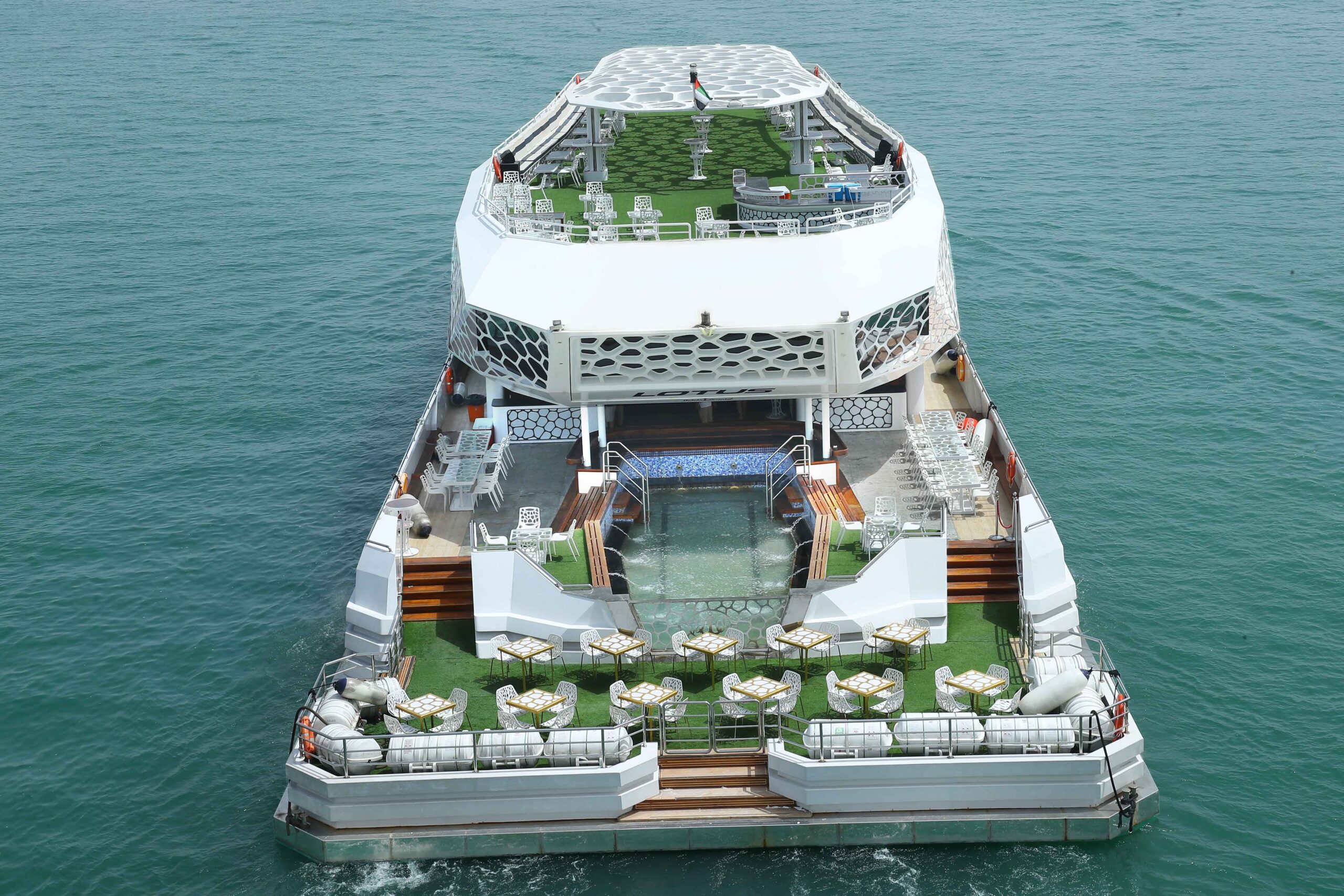 Gold's Yacht - Desert Rose إيجار يخت فاخر بمساحة 220 قدمًا في دبي